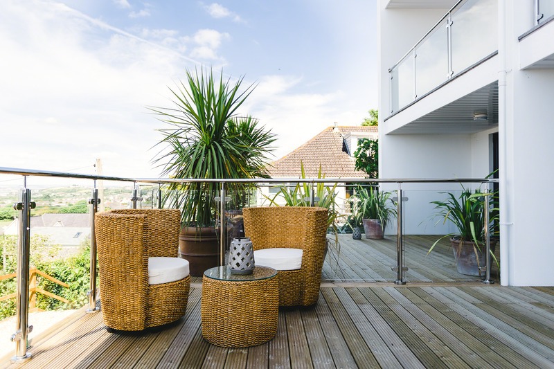 Q-line - posted railing system | Q-railing | ESI Building Design