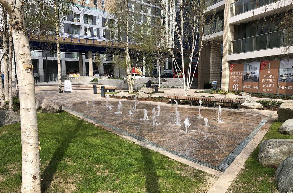 Plaza water feature for residential tower, Canary Wharf | Fountains ...