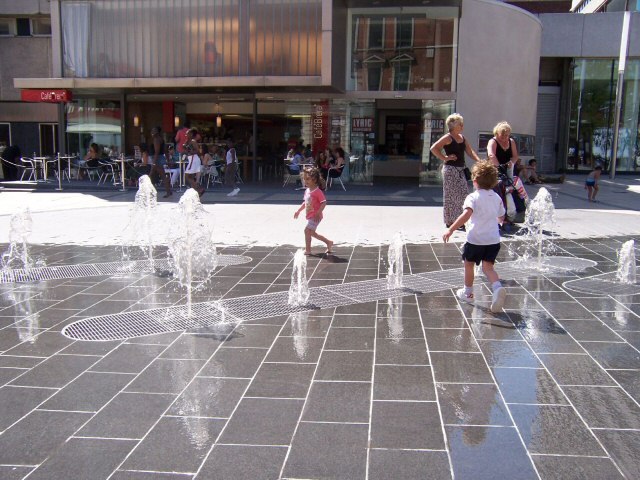 Dry plaza water feature - Lyric Square, Hammersmith | Fountains Direct ...