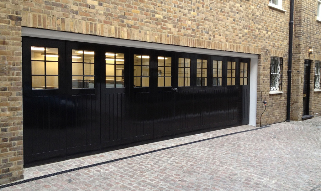 Side-sectional sliding garage doors | Rundum Meir | ESI Building Design