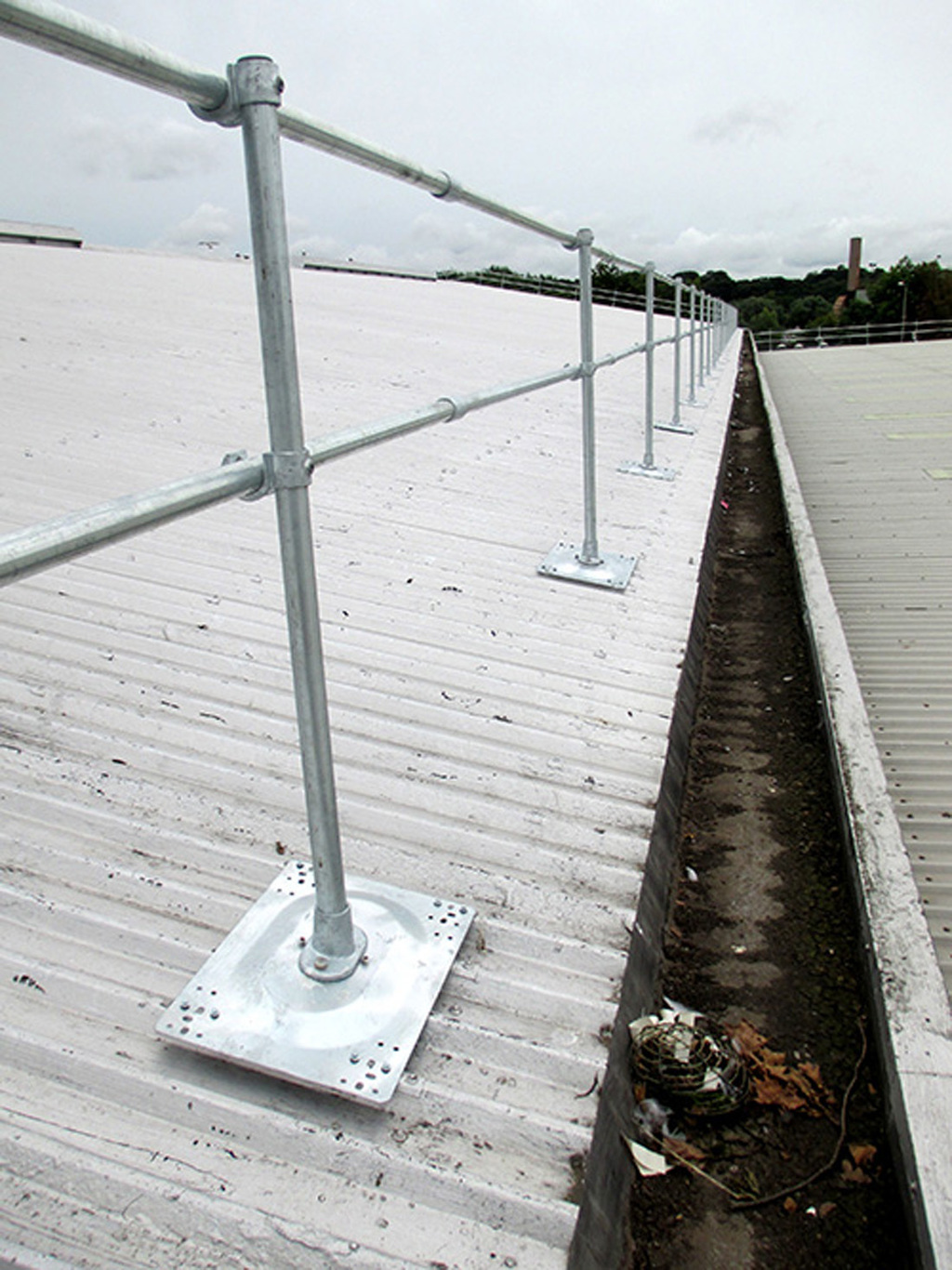 KeeGuard® Topfix metal roof edge protection | Safesite | ESI Building ...