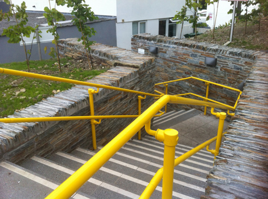 Handrails improve pedestrian access at railway station | Kee Systems ...