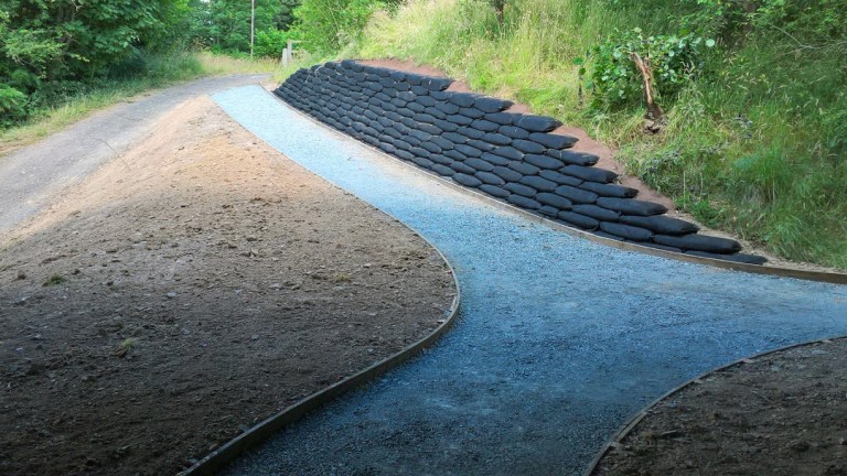 Rootlok system for vegetated retaining wall on footway | GeoGrow | ESI ...