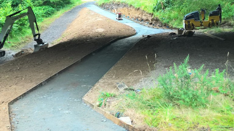 Rootlok system for vegetated retaining wall on footway | GeoGrow | ESI ...