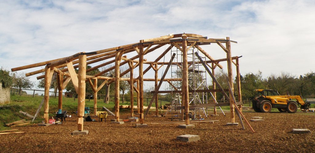 16m-diameter bespoke timber roundhouse with sedum roof | Roundwood ...