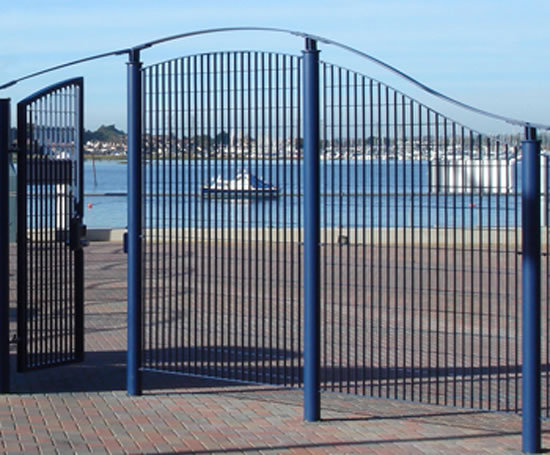 Roma-3 steel grating fences | Lang+Fulton | ESI External Works