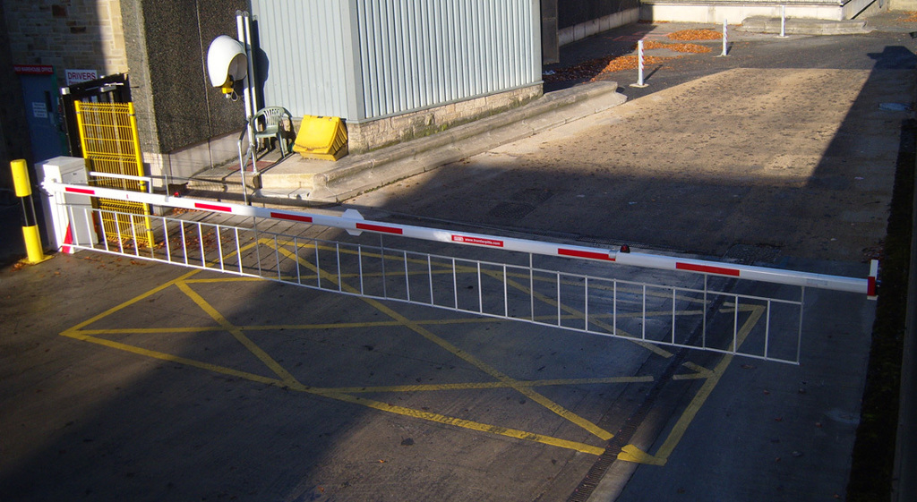 HB heavy-duty automatic barrier (up to 10m span) | Frontier Pitts | ESI ...