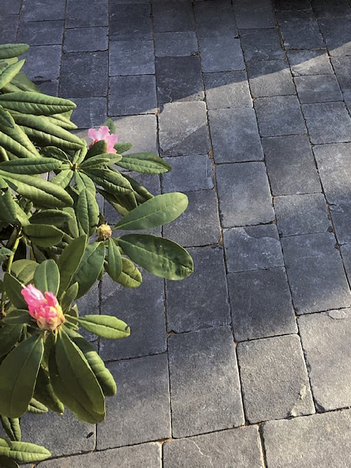 Welsh Midnight limestone block paving | Westminster Stone | ESI ...