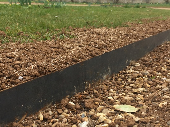 Metal edging for lawns, flower beds, paths and driveways | Paddock ...