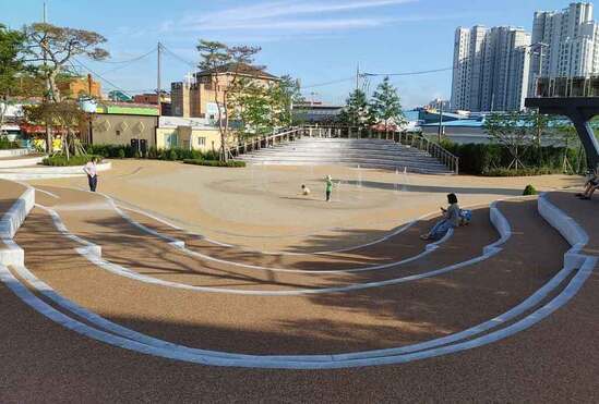 Permeable resin bound pathways for park - South Korea | Addagrip ...