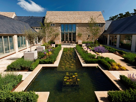 Courtyard garden with cruciform pond - Cirencester | Cotswold Estates ...