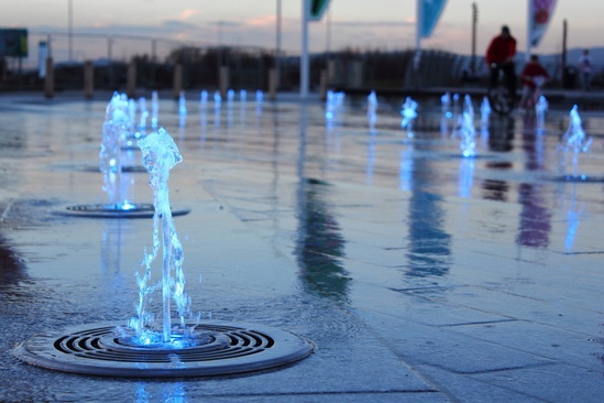 Colour changing jet water features, The Helix, Falkirk | Fountains ...