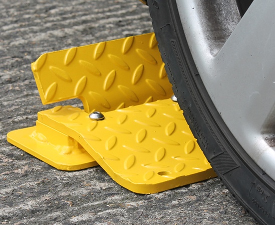 Surface-mounted one-way traffic flow plate | AUTOPA | ESI External Works