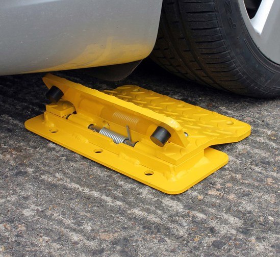 Surface-mounted one-way traffic flow plate | AUTOPA | ESI External Works