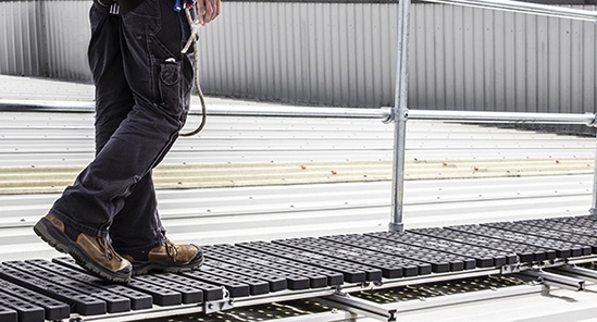 Kee Walk® rooftop walkway with guardrail | Safesite | ESI Building Design