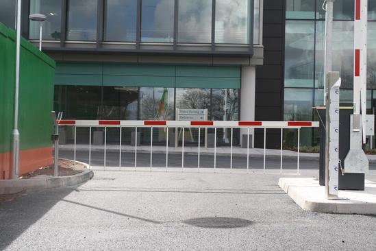 EB750 Excel automatic traffic security barriers | Avon Barrier | ESI ...