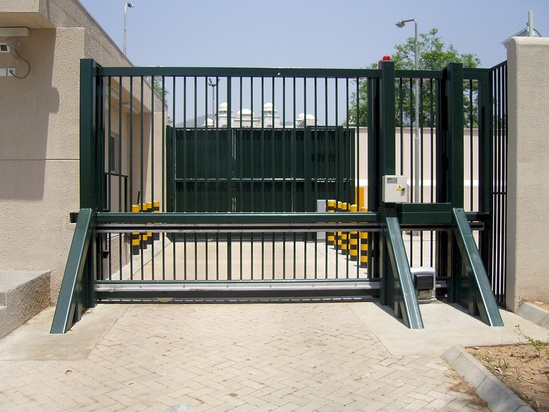 SG1100CR high-security sliding armoured vehicle gate | Avon Barrier ...