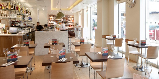 Restaurant tables and vast sharing tables | Benchmark | ESI Interior Design