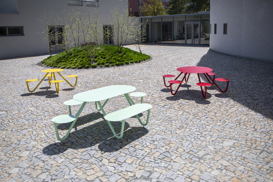 Orbit - Metal Outdoor Seating Unit with Circular or Oval table | mmcité ...