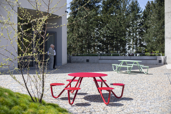 Orbit round or oval picnic table with integrated seats | mmcité UK ...