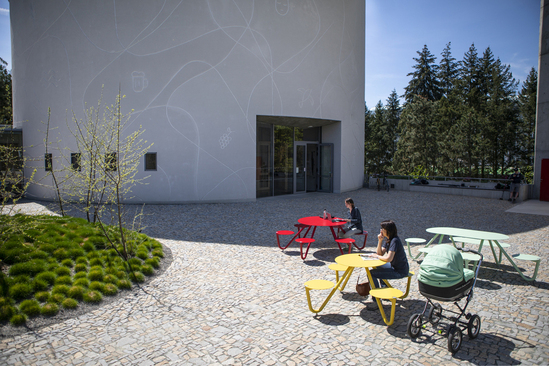 Orbit round or oval picnic table with integrated seats | mmcité UK ...