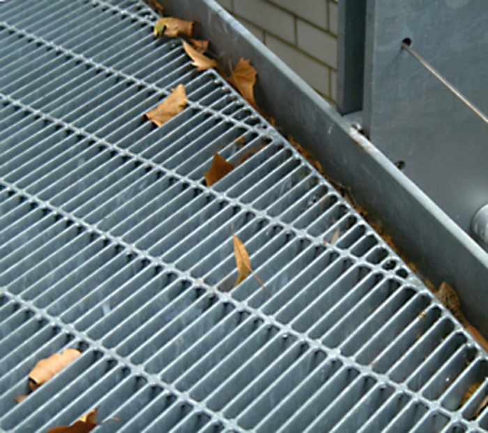 Gratings for elevated walkway at London University | Lang+Fulton | ESI ...