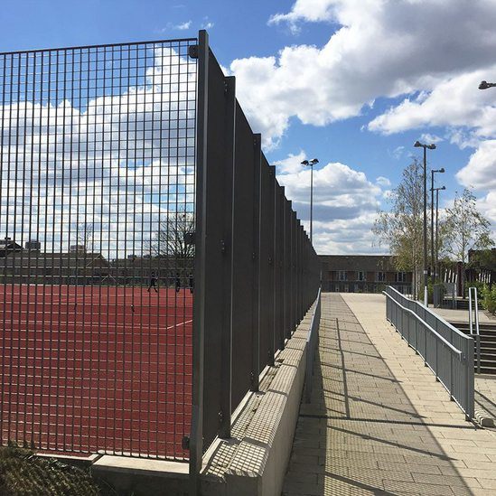Verona steel grating fences | Lang+Fulton | ESI External Works