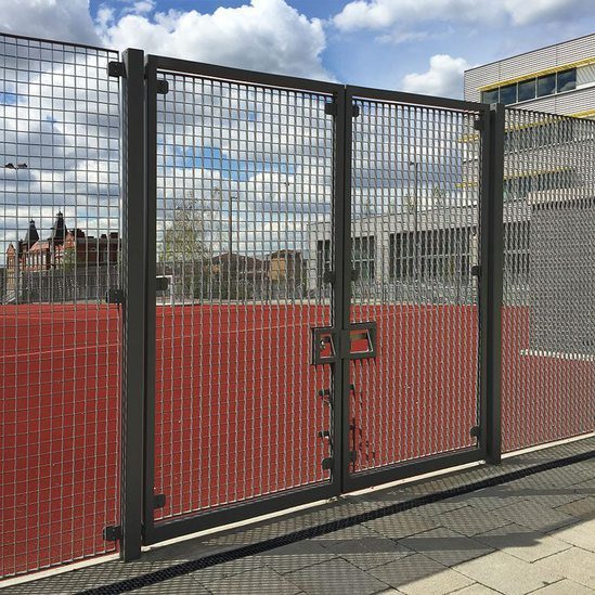 Verona steel grating fences | Lang+Fulton | ESI External Works