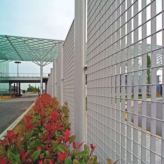 Verona steel grating fences | Lang+Fulton | ESI External Works