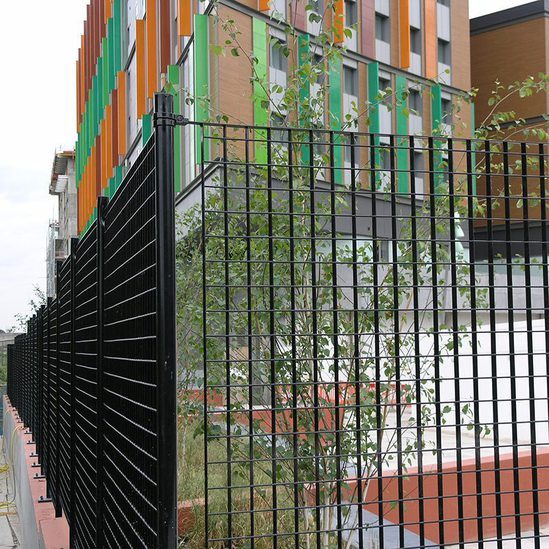 Verona steel grating fences | Lang+Fulton | ESI External Works