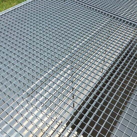Pressure-locked mild steel floor gratings | Lang+Fulton | ESI Building ...