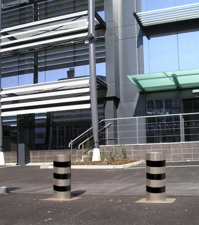 Hydraulic rising bollards | Frontier Pitts | ESI External Works