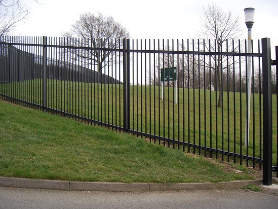 TR100 capped and TR200 mitred self-adjusting railings | Heras UK | ESI ...