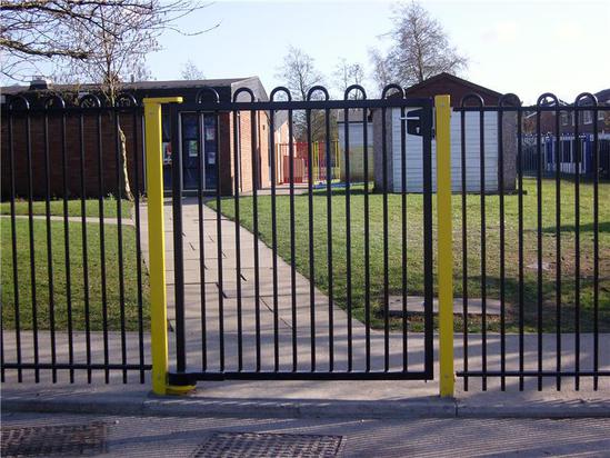 Quantum (RoSPA compliant / DDA) self-closing play gate | Heras UK | ESI ...