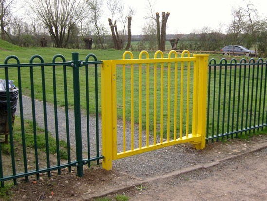 Quantum (RoSPA compliant / DDA) self-closing play gate | Heras UK | ESI ...