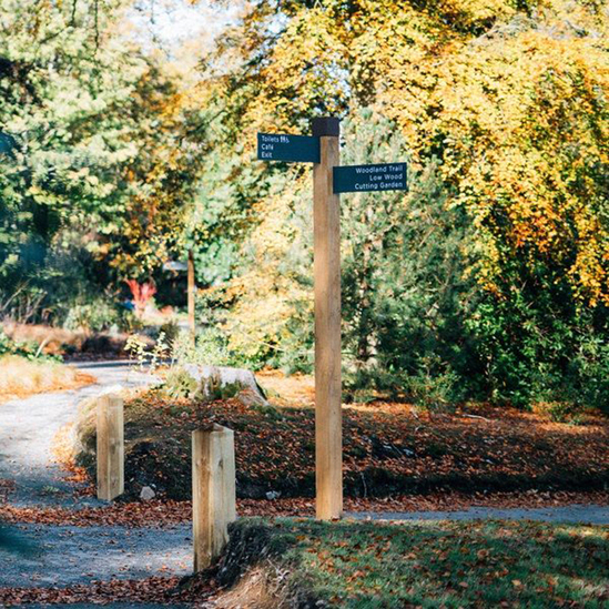 Grenadier™ oak and aluminium fingerpost | Fitzpatrick Woolmer | ESI ...