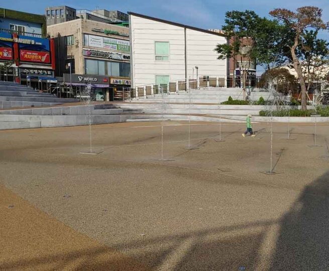 Permeable resin bound pathways for park - South Korea | Addagrip ...