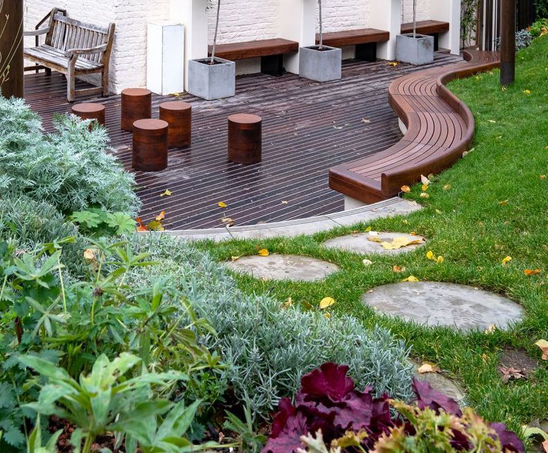 Bespoke curved timber seating for courtyard garden | IOTA | ESI ...