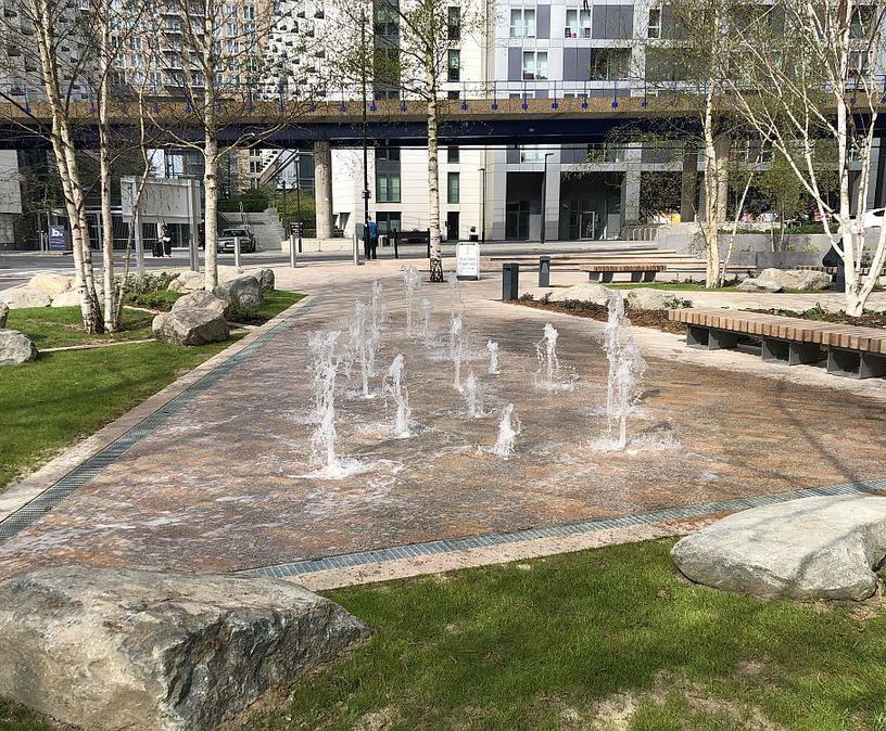 Plaza water feature for residential tower, Canary Wharf | Fountains ...