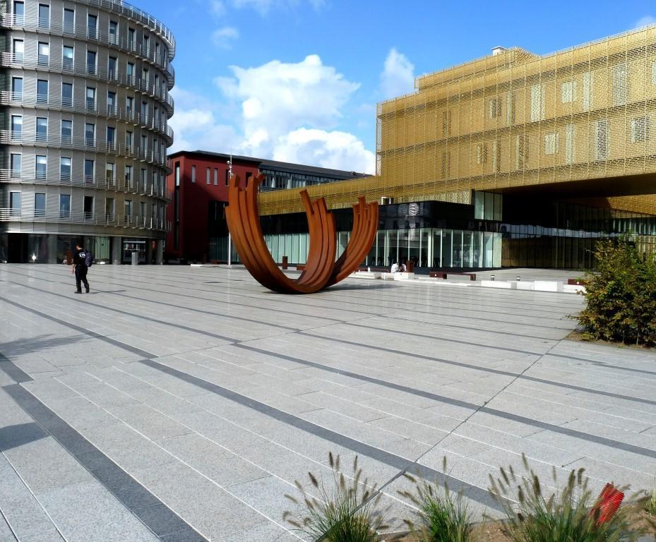 Concrete paving slabs and benches for public square | URBASTYLE® | ESI ...