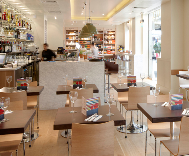 Restaurant tables and vast sharing tables | Benchmark | ESI Interior Design