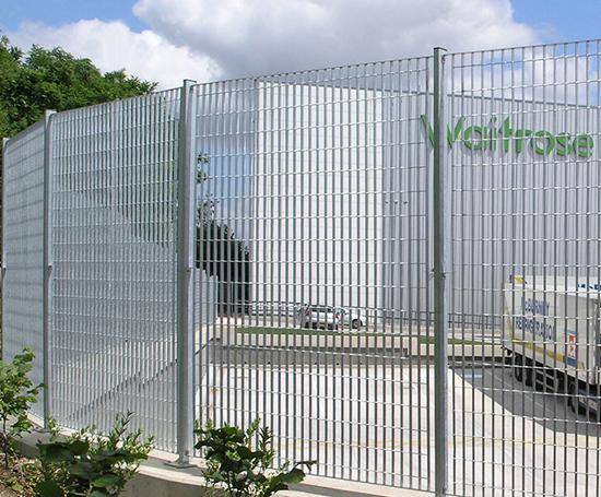 Roma-3 steel grating fences | Lang+Fulton | ESI External Works