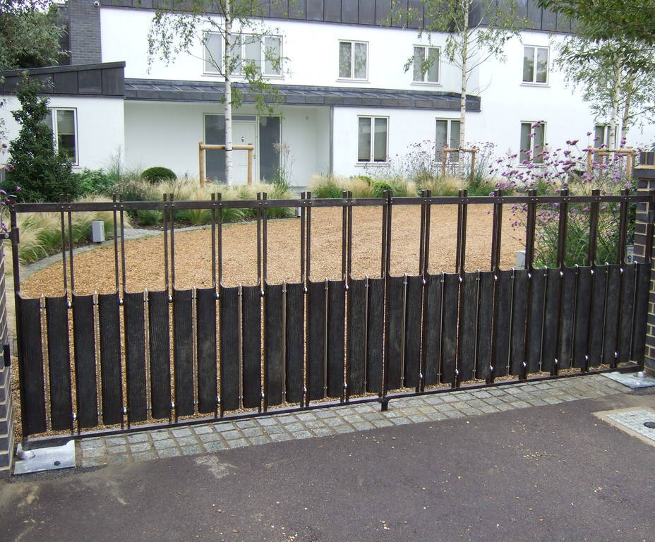 Contemporary steel driveway gates | TOPP & CO | ESI External Works